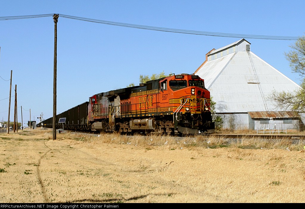 BNSF 5507 and BNSF 678